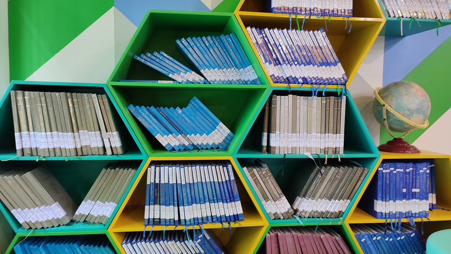 8 Rak model sarang lebah – Perpustakaan POLKESYOGYA